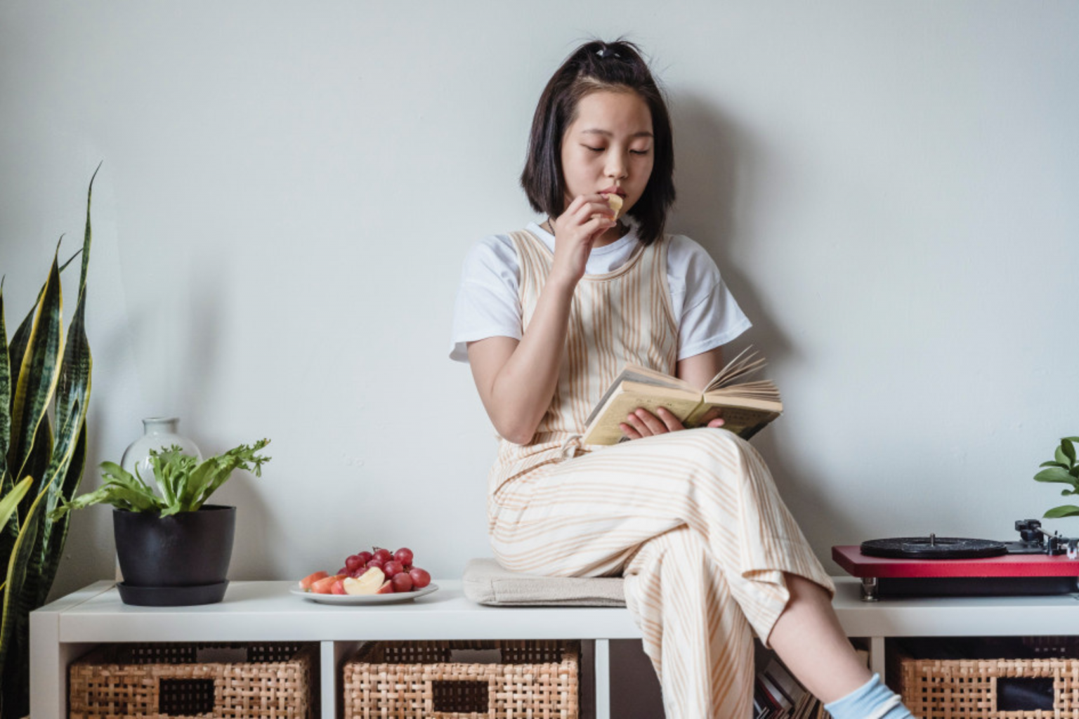 Cozy Reading Nook: Small Home Library Ideas | VIMI